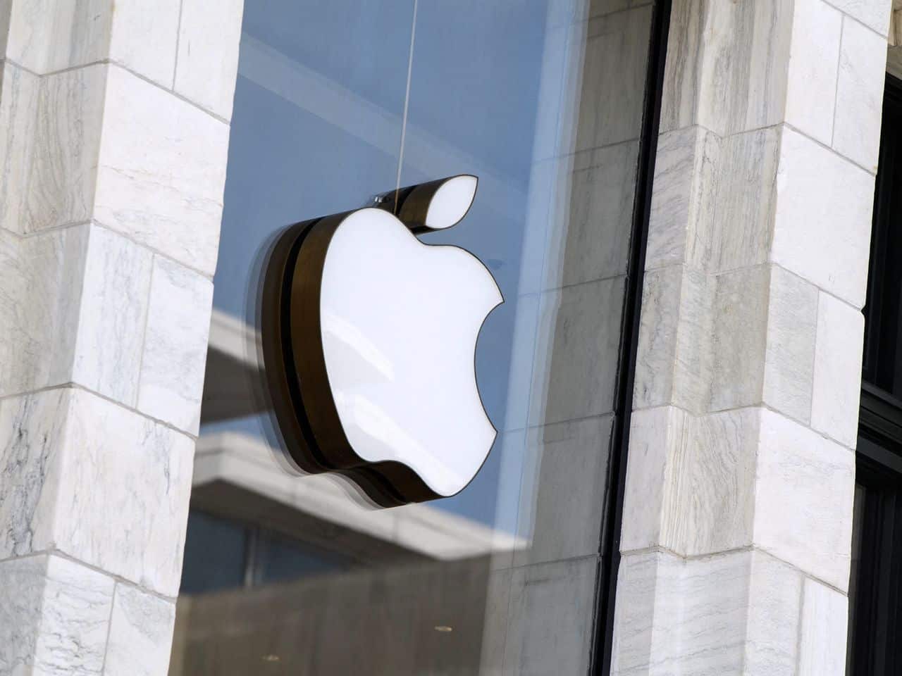 Apple stock rises into record territory, heads for longest-ever monthly ...
