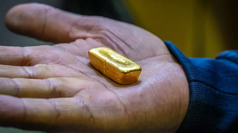 Gold Powers Toward $4,000 as US Government Shutdown Drags On - Equity ...